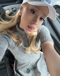 Ariana Grande Works With HeadCount to Register Young Voters